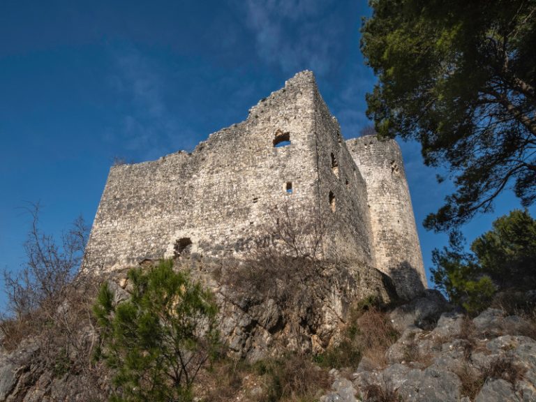 Besuchen Sie die alte Burg Benković aus dem 15. Jahrhundert, die Ihnen ...